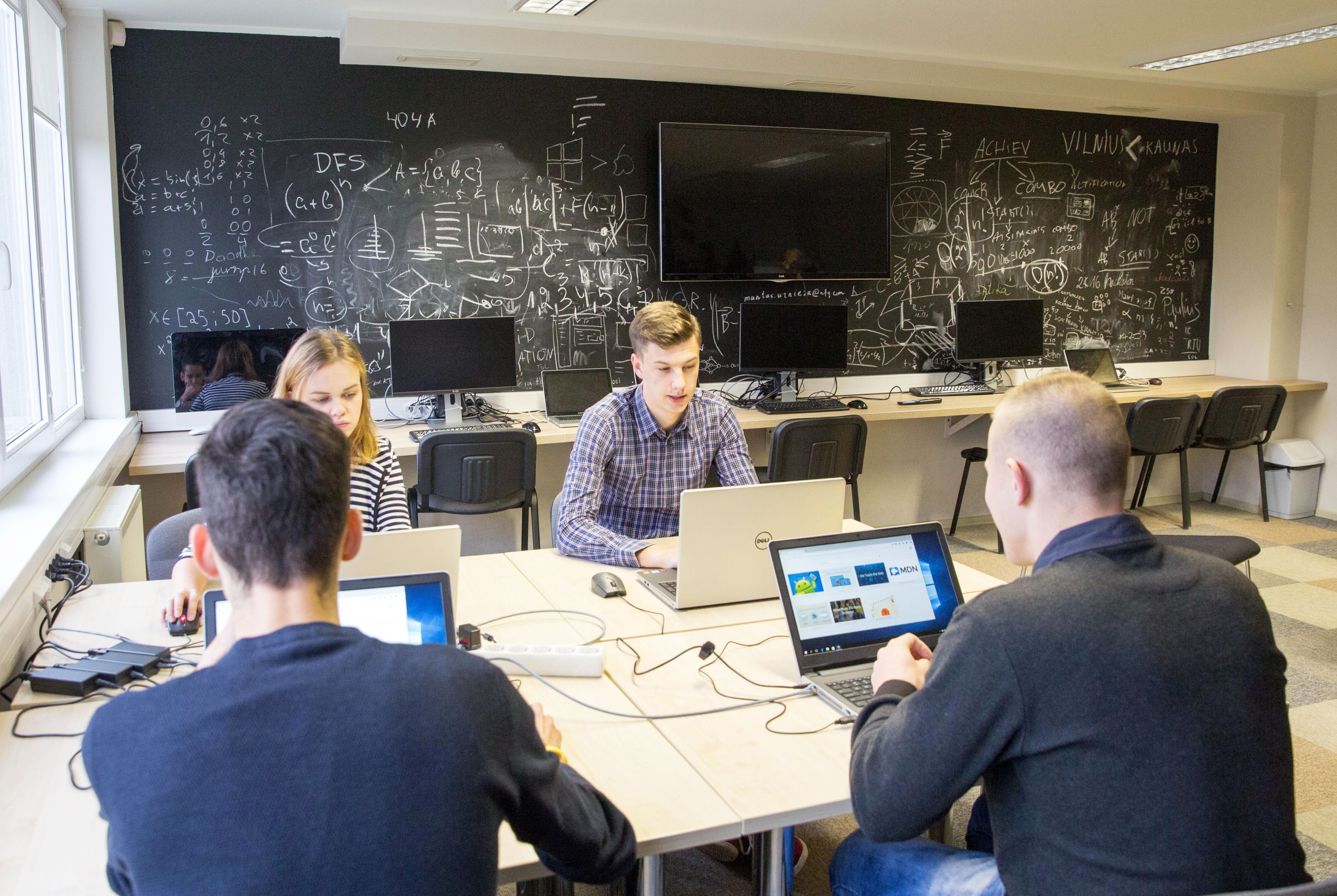 KTU informatikai internetinių mokymų portalu „Pluralsight“ naudosis ...